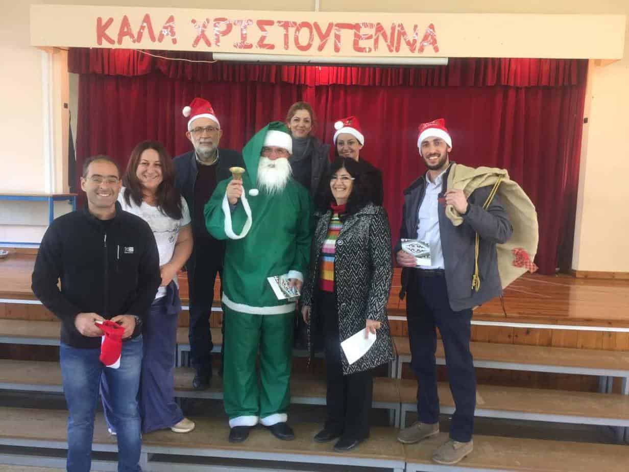 Ο κ. Γιώργος Περδίκης ως πράσινος Άη Βασίλης επισκέφτηκε το δημοτικό ...