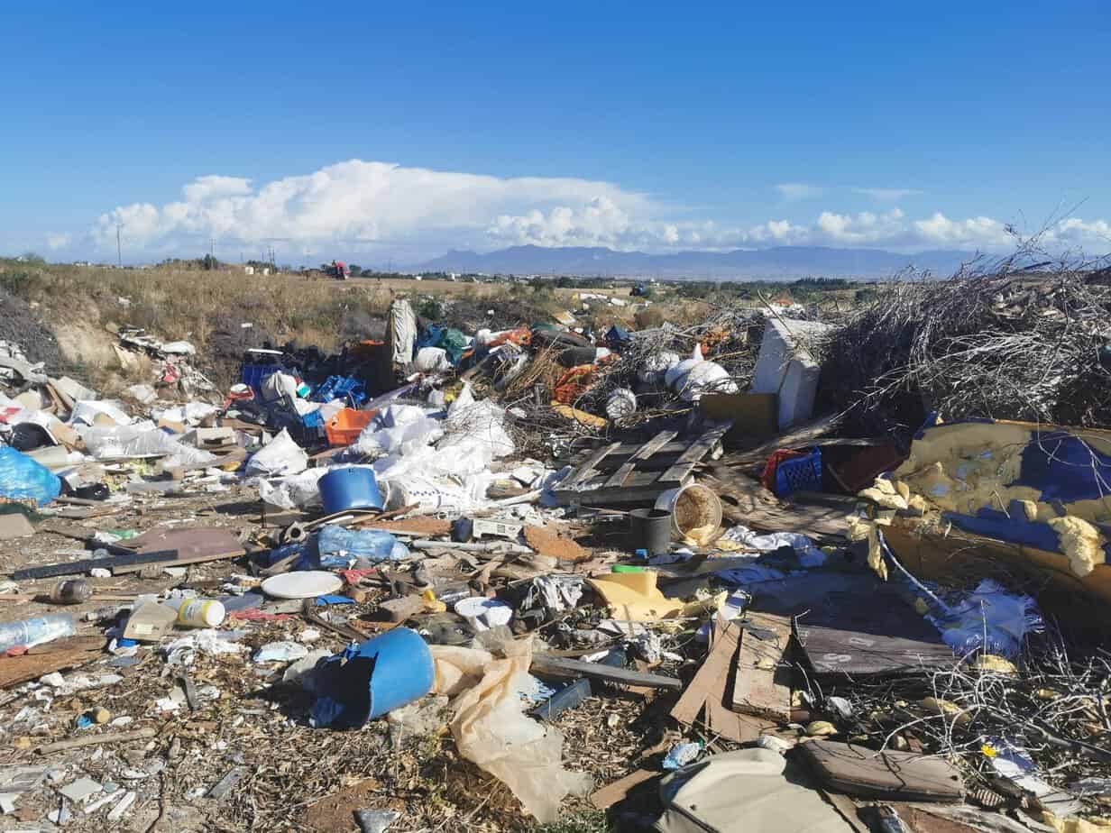 Ένας μεγάλος σκουπιδότοπος λειτουργεί σε αγροτική περιοχή μεταξύ των ...